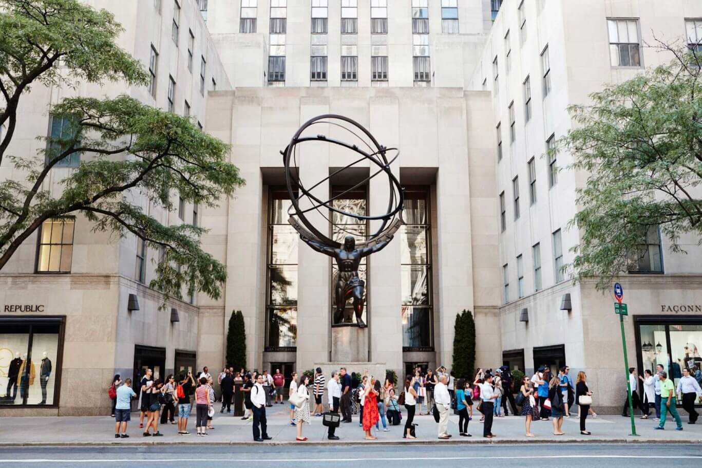 Deluxe Rooms in NYC | The Jewel Hotel Facing Rockerfeller Center